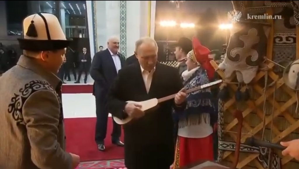 Путин комуз чертип көрдү (видео) — Кыргызстандын жаңылыктары Govori.TV